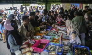 Warga Berburu Takjil Jelang Berbuka Puasa di Berbagai Daerah - Harian Malut - Mengabarkan Yang Tepat